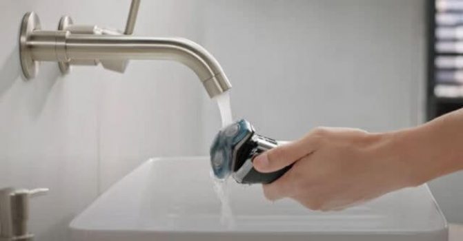 How To Clean An Electric Shaver? (10 Simple Steps)